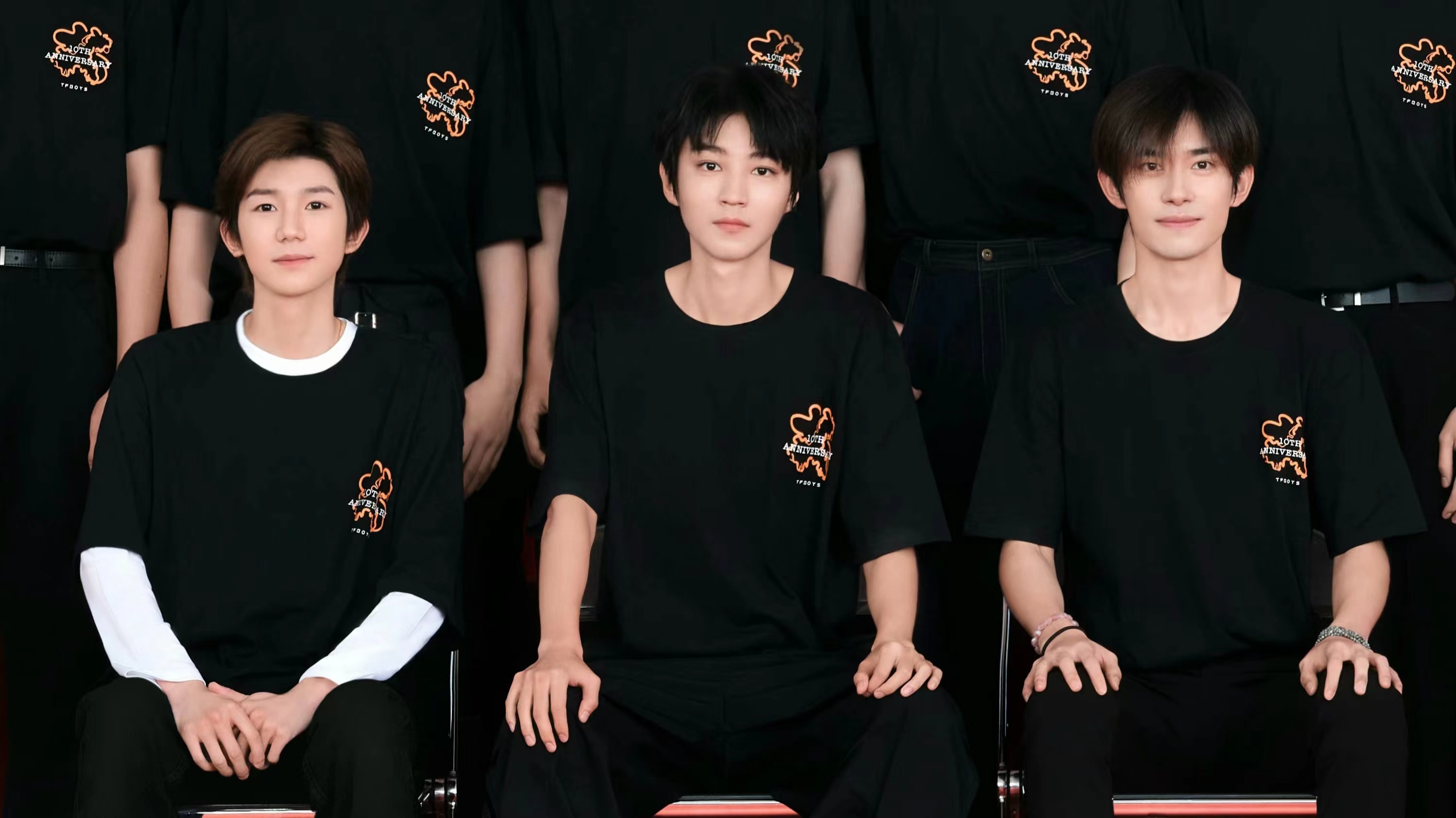 Four generations under one roof! Times Fengjun's family portrait, why doesn't TFBOYS laugh? Not ...