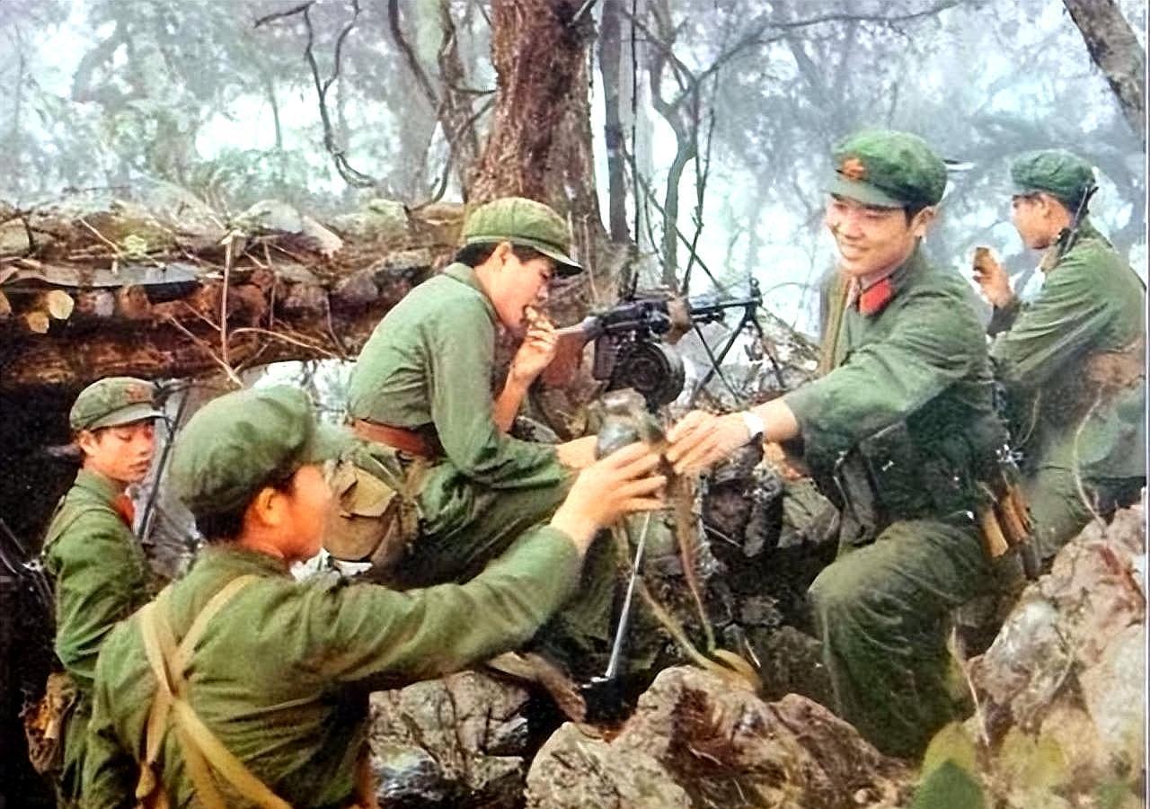 An absurd scene on the battlefield in 1979: the deputy instructor was ...