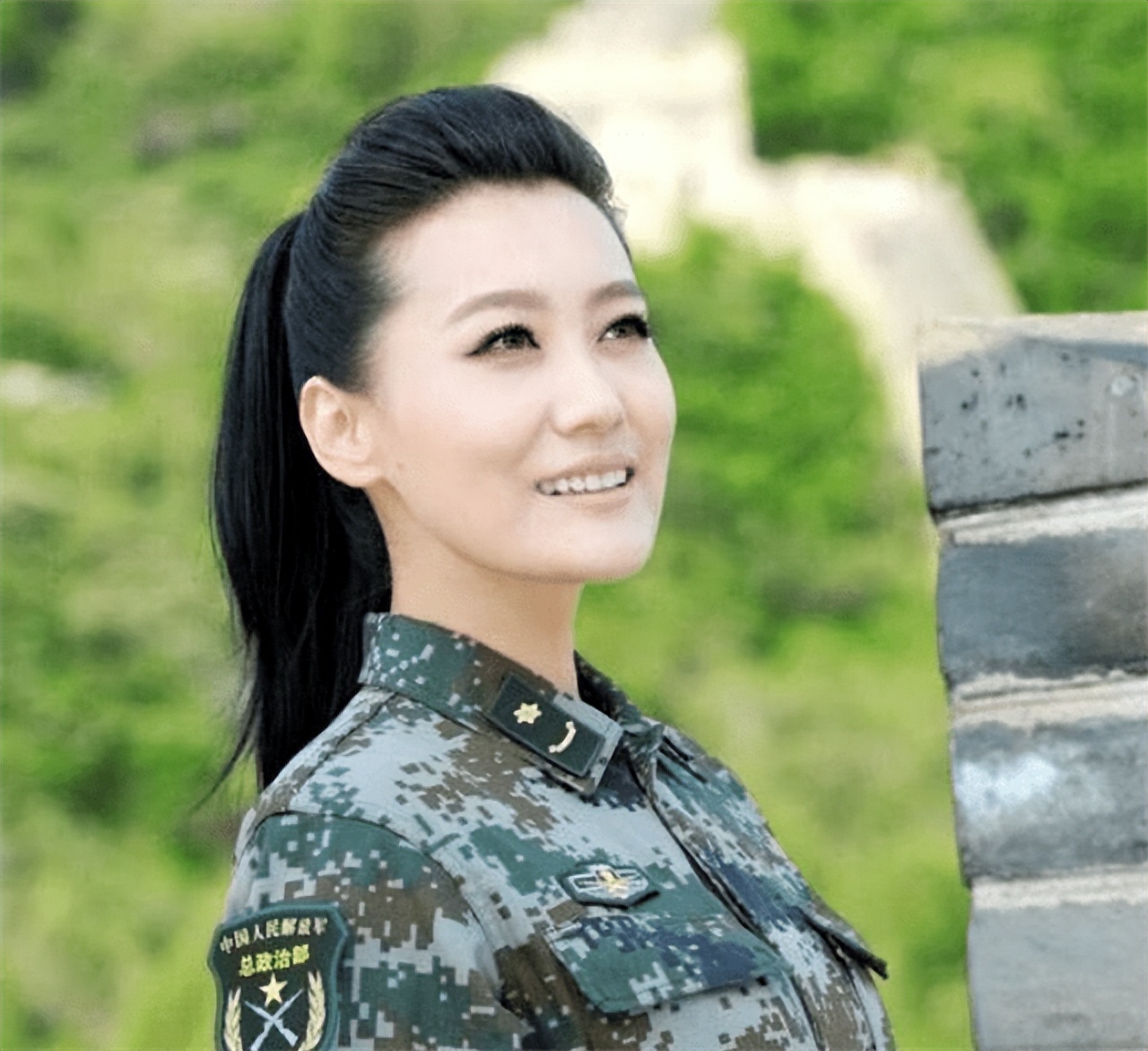 A recent photo of 45-year-old Tan Jing, her husband is an academician ...