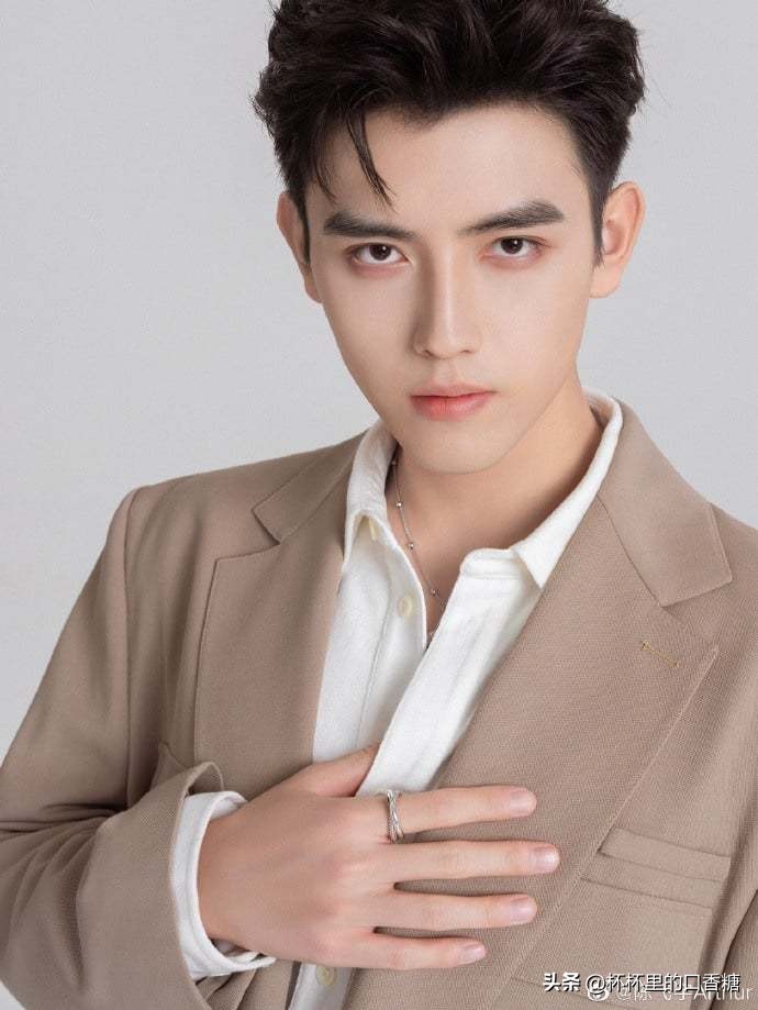 Once caught in bed to take pictures of stormy stars! Chen Feiyu went to ...