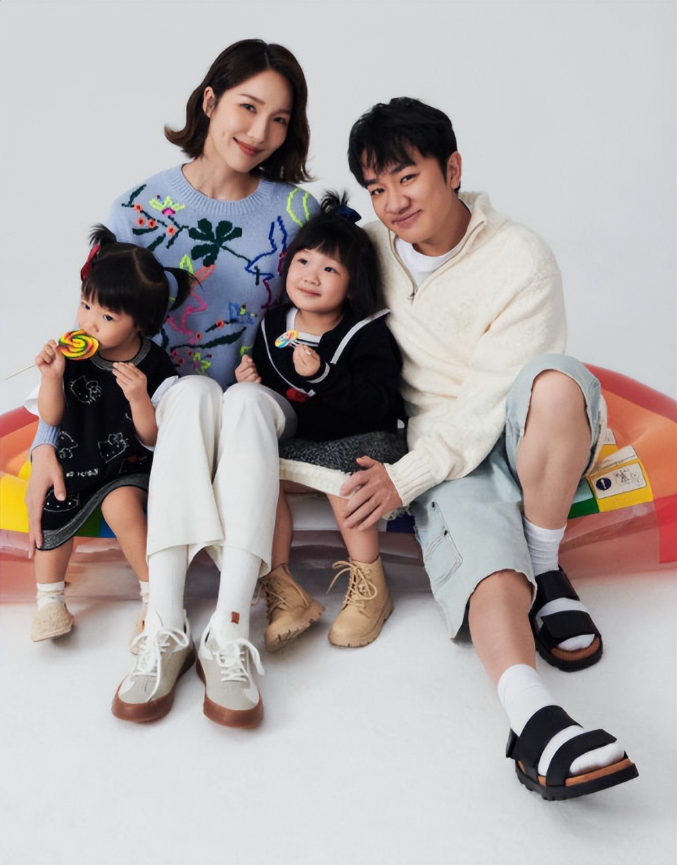 Wang Zulan's family of four took the first letter and hugged each other ...