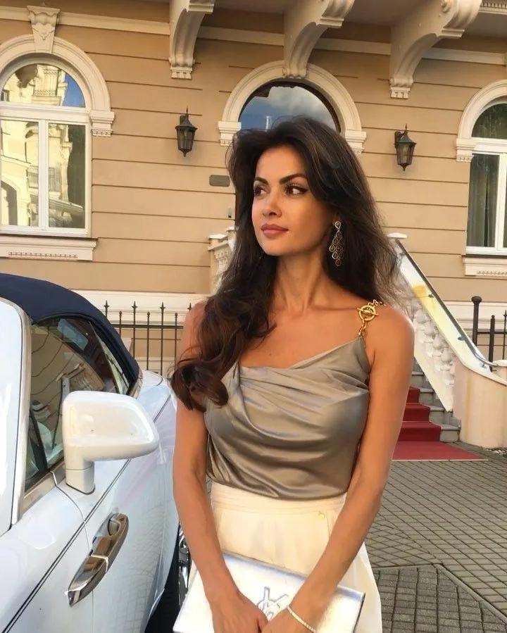 Elegant, glamorous and beautiful Russian supermodel Alena Khovrina - iNEWS