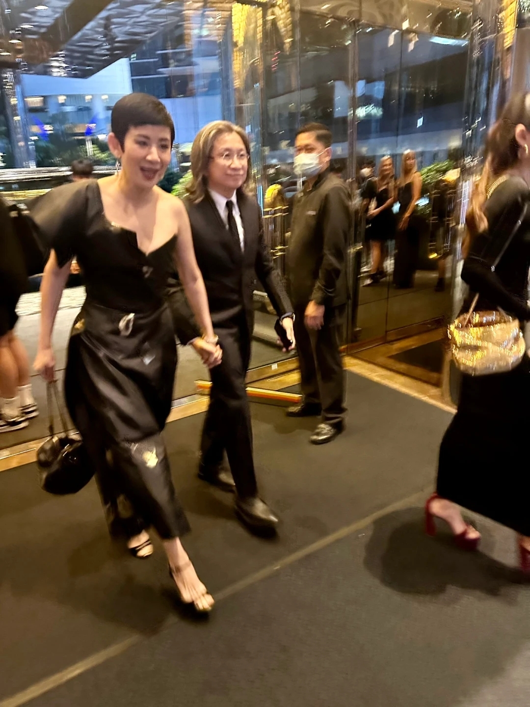 The aura is coming! Wu Junru held hands with her husband and was met by ...