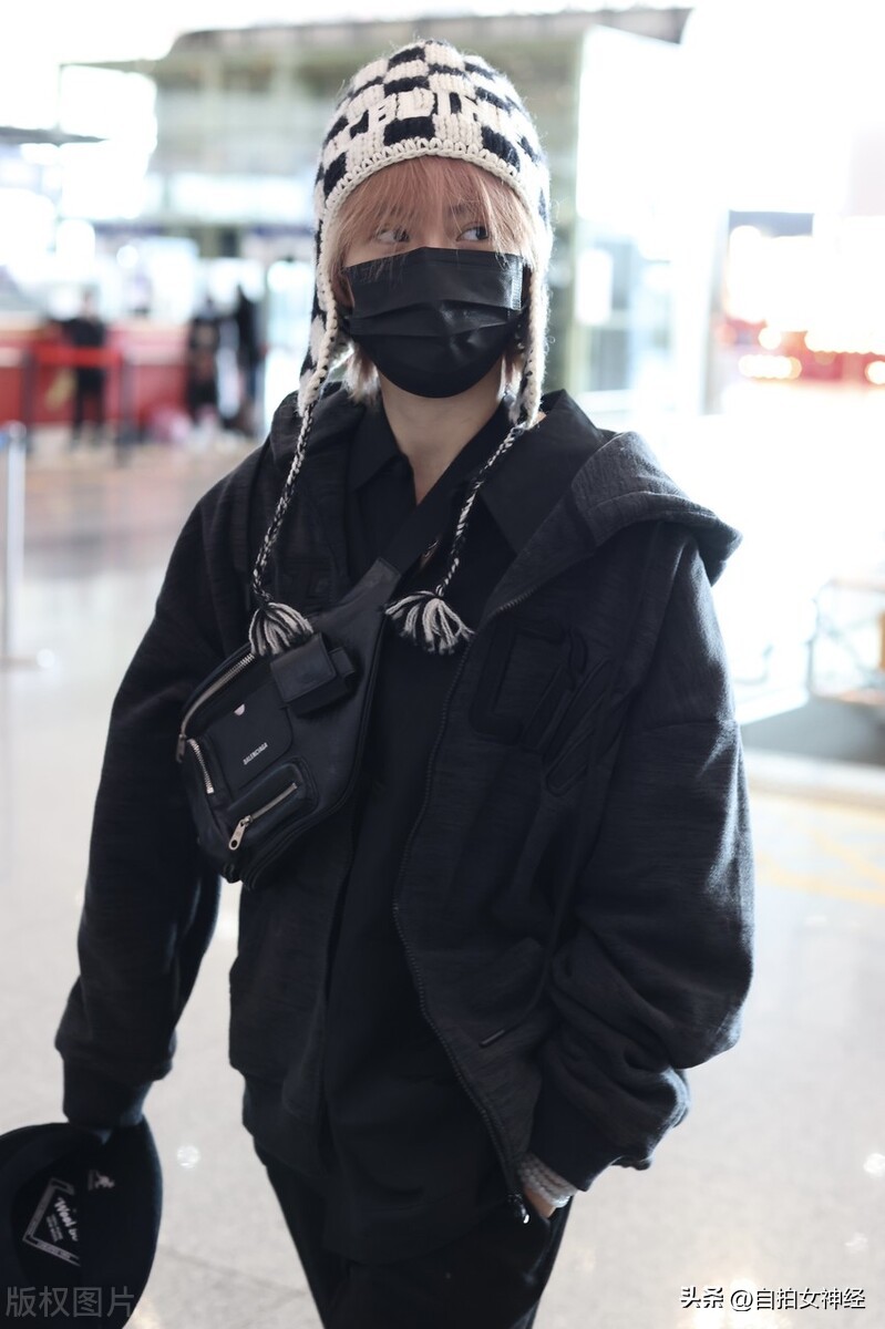Lin Fan arrived at Beijing Airport, wearing a black hoodie very low-key ...