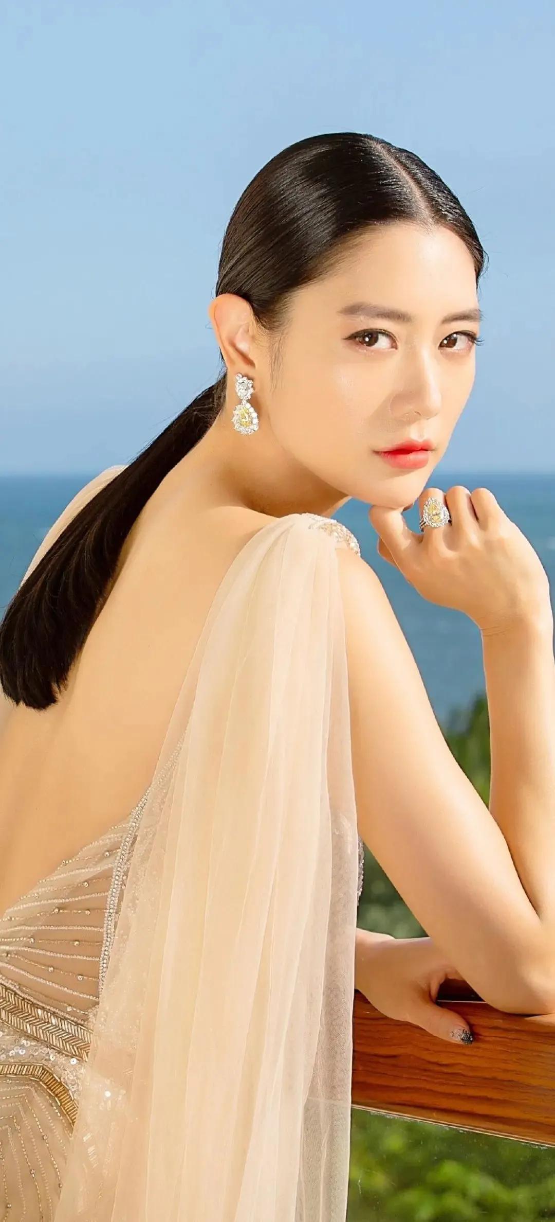 Clara, the extraordinary life of the most beautiful woman in Asia, the ...