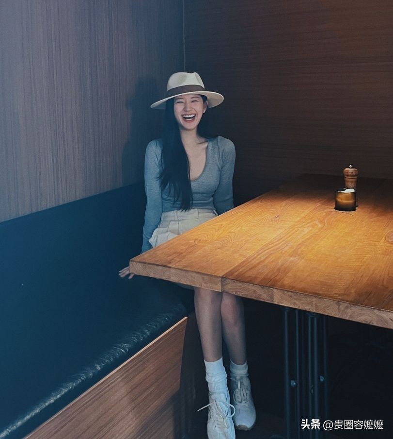 A netizen ran into Zhao Lusi walking her dog, her gentle temperament ...