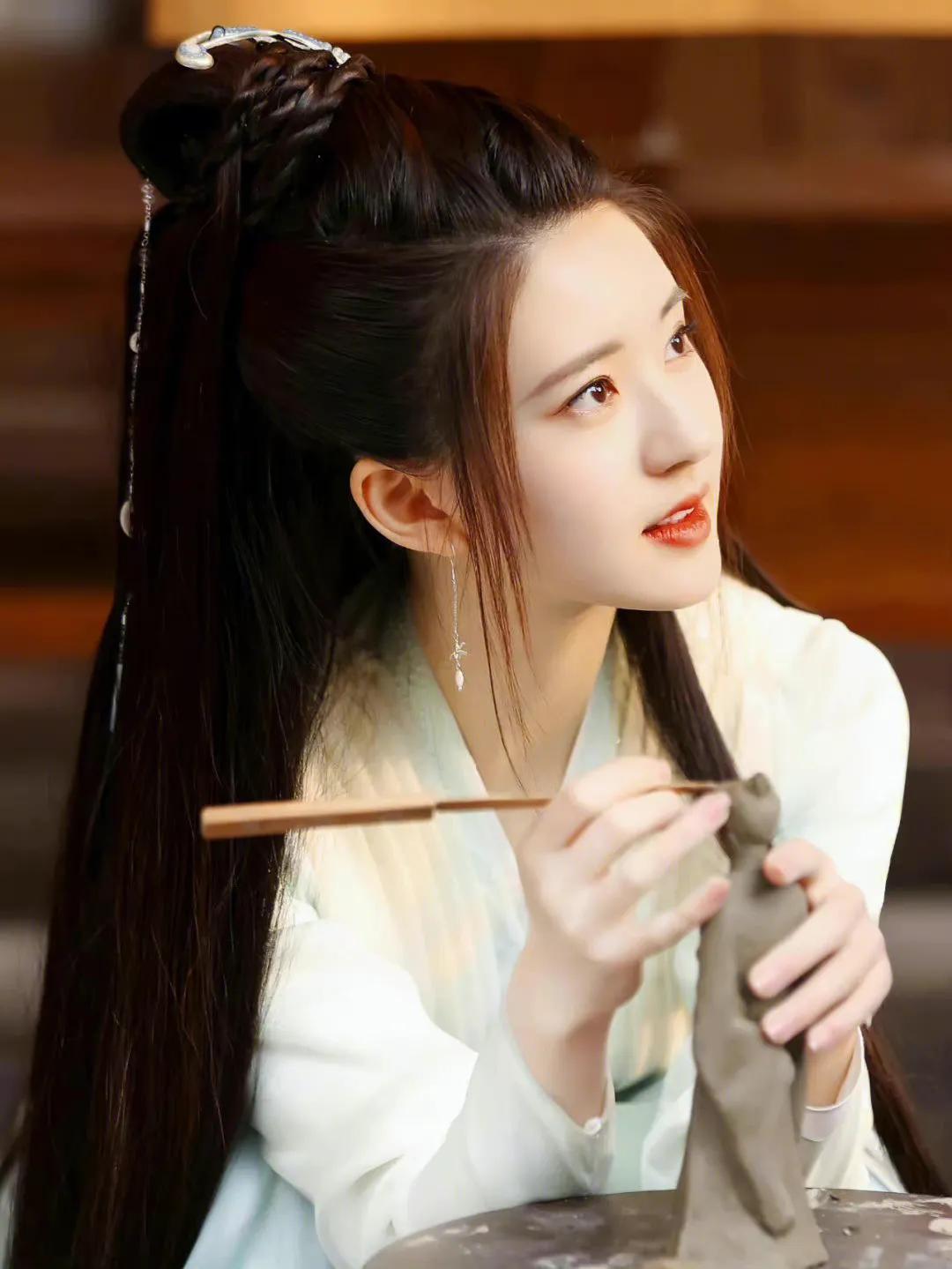 Zhao Lusi in ancient costume - iNEWS