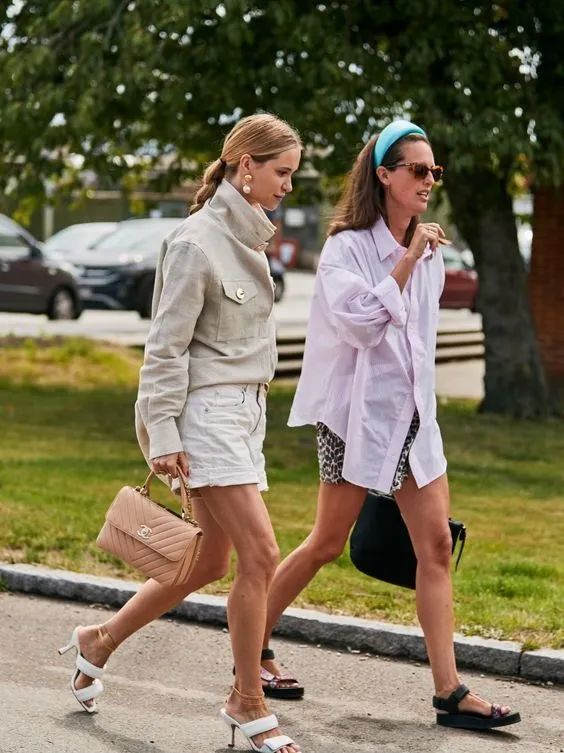 There is a low-key fashion called "10% color" - iNEWS