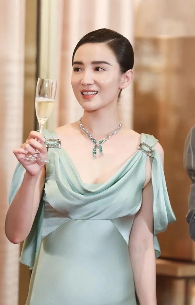 Song Jia dresses herself up as a noble lady, with a skirt and big oily ...