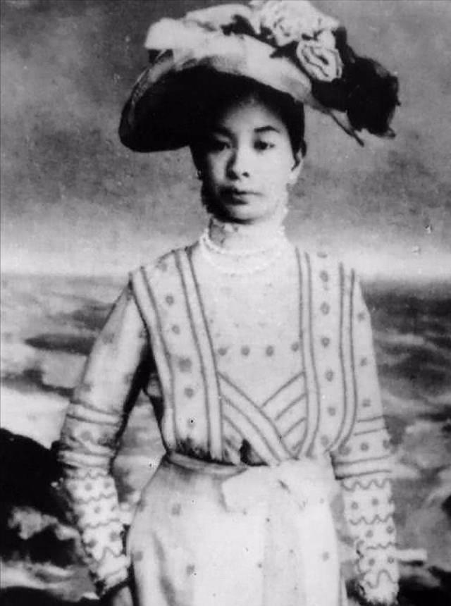 Lu Ying: The first three children were daughters, and her husband's ...
