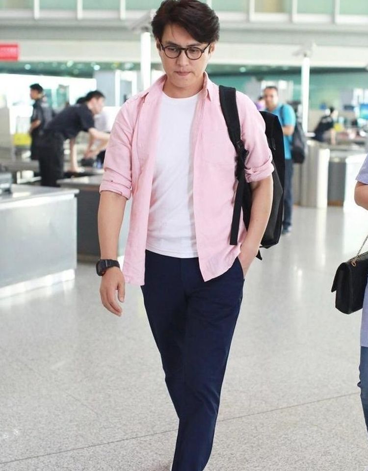 When men are getting older, it is recommended to wear less "greasy ...