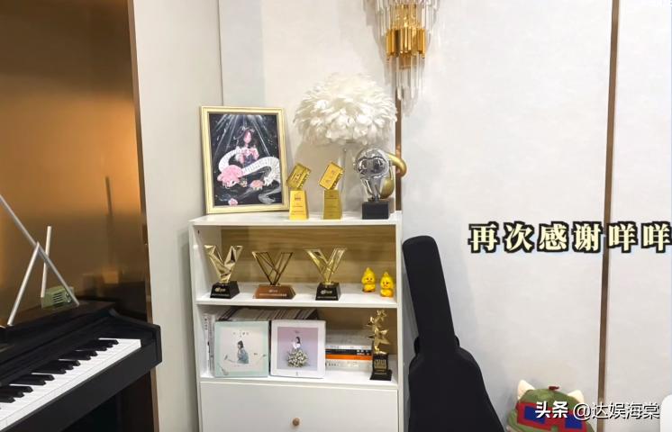 How fond of Feng Timo?Give gifts to each other during dinner and chat ...