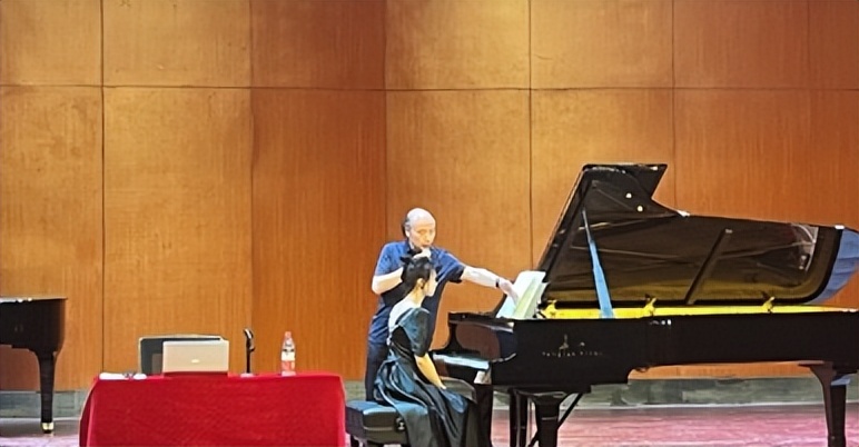 What are the artistic characteristics and performance forms of the ...