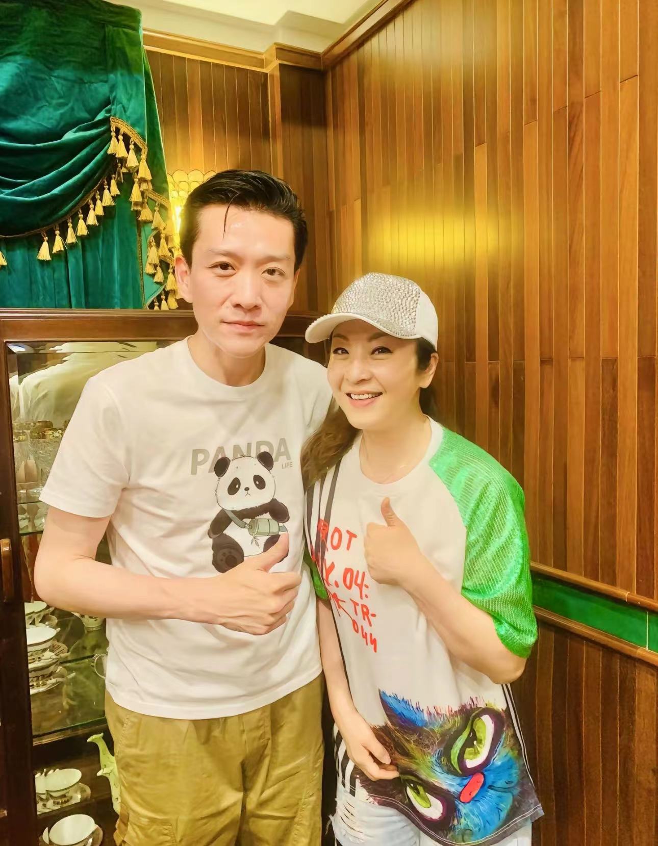 56-year-old Zhou Libo had a feast in his mansion! My hair is sparse and ...