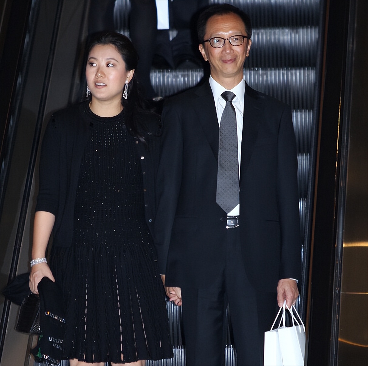 Marrying an old man who is 26 years older than him, and having 4 ...