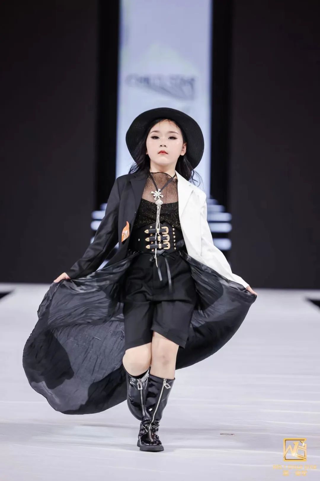 The most popular little supermodel - Xue Yuanyuan"Enjoy the stage and ...
