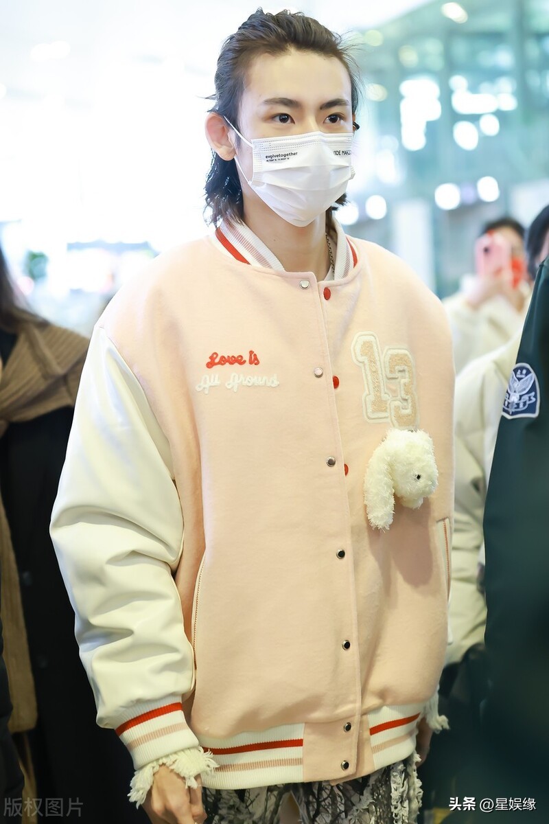 The little ghost Wang Linkai departed from Hongqiao Airport, wearing a ...