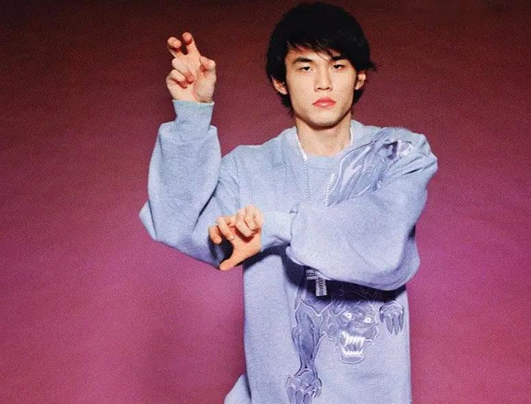 Jiang David and his wife met with Jay Chou, they looked similar to a ...