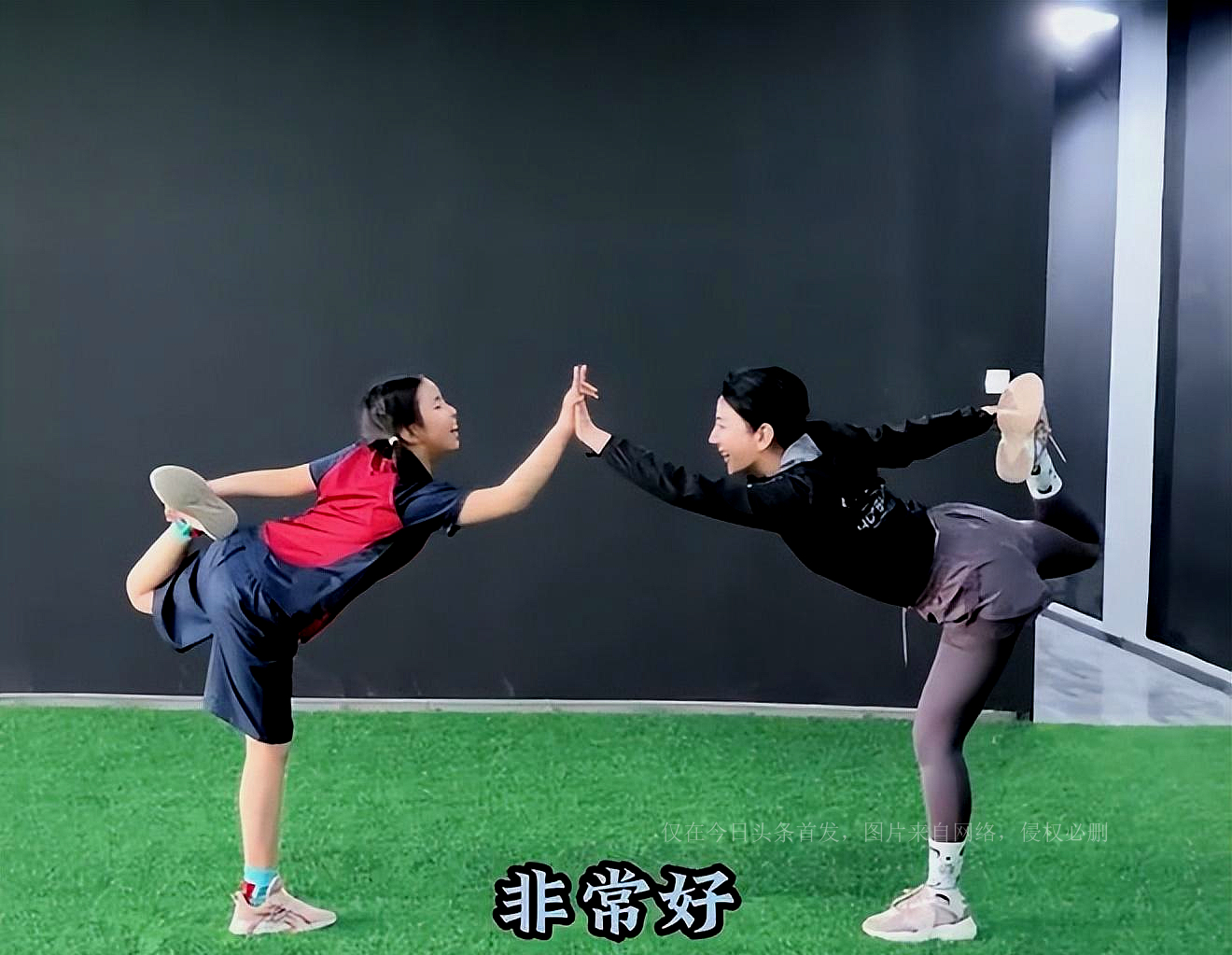 Huang Yisha and his daughter do parent-child yoga. They are in better ...