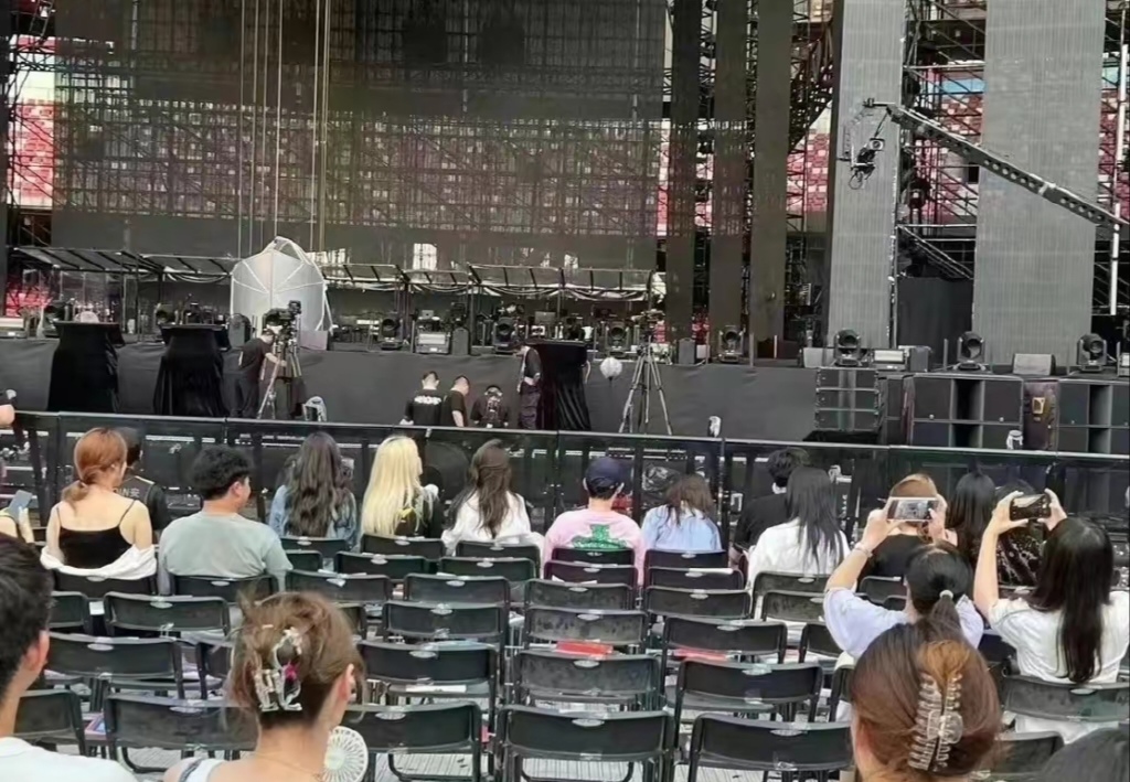 Wang Sicong watched the concert surrounded by many beauties with ...