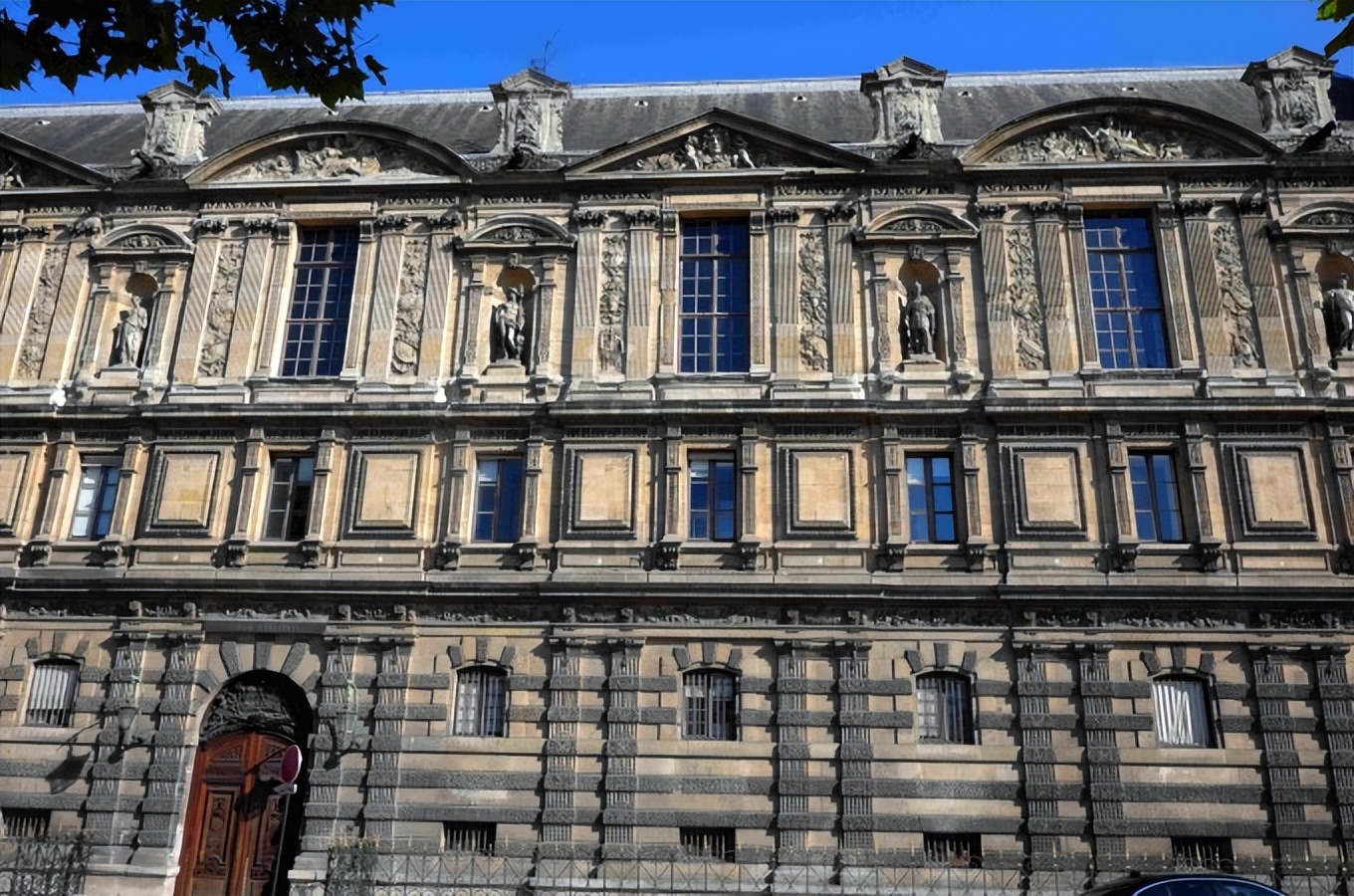Walking into the Louvre—Denon Pavilion—Sculpture - iMedia