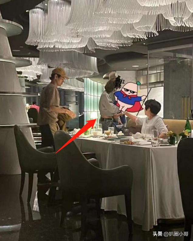 Yuan Hong went out to dinner with his parents and children, Zhang Yunyi ...