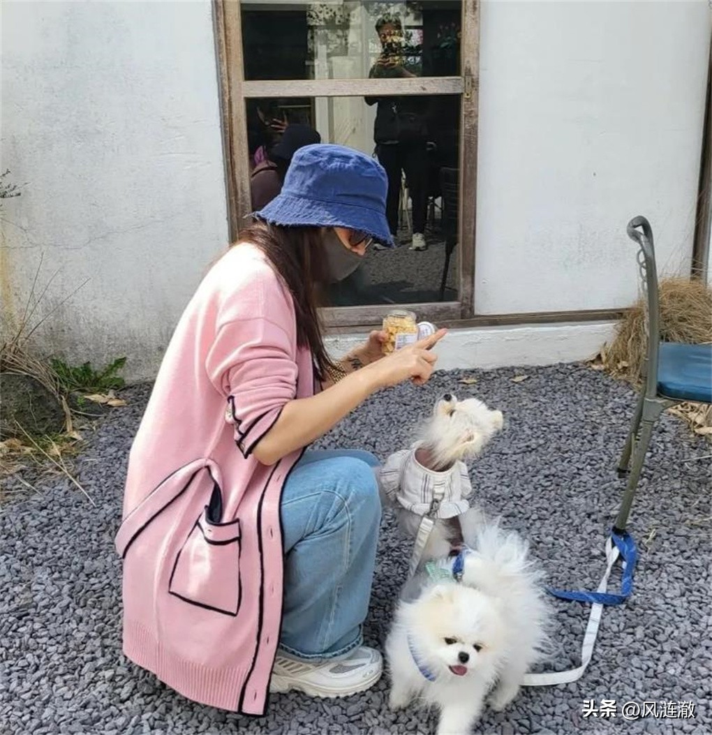 Gao Xiaoying took her baby to visit her husband Zhang Dongjian, and a pair of children followed ...
