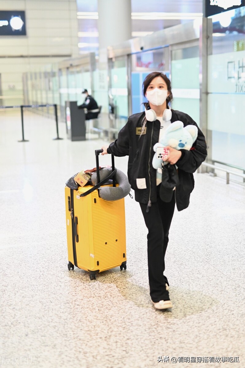 Duan Yixuan shows up at Shanghai Airport, her eyes are so gentle, her ...