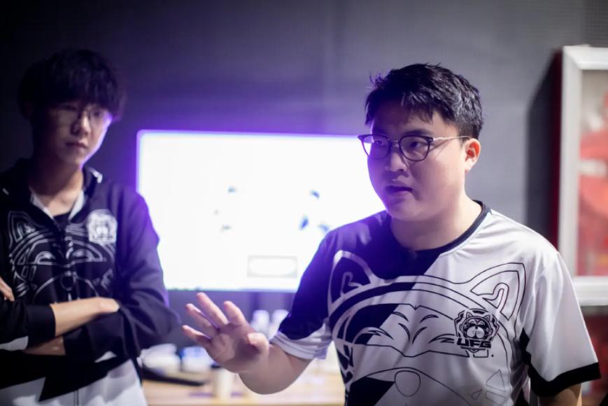 "UZI didn't go to JDG and didn't make new conditions to BLG"?957 Talking about the current ...