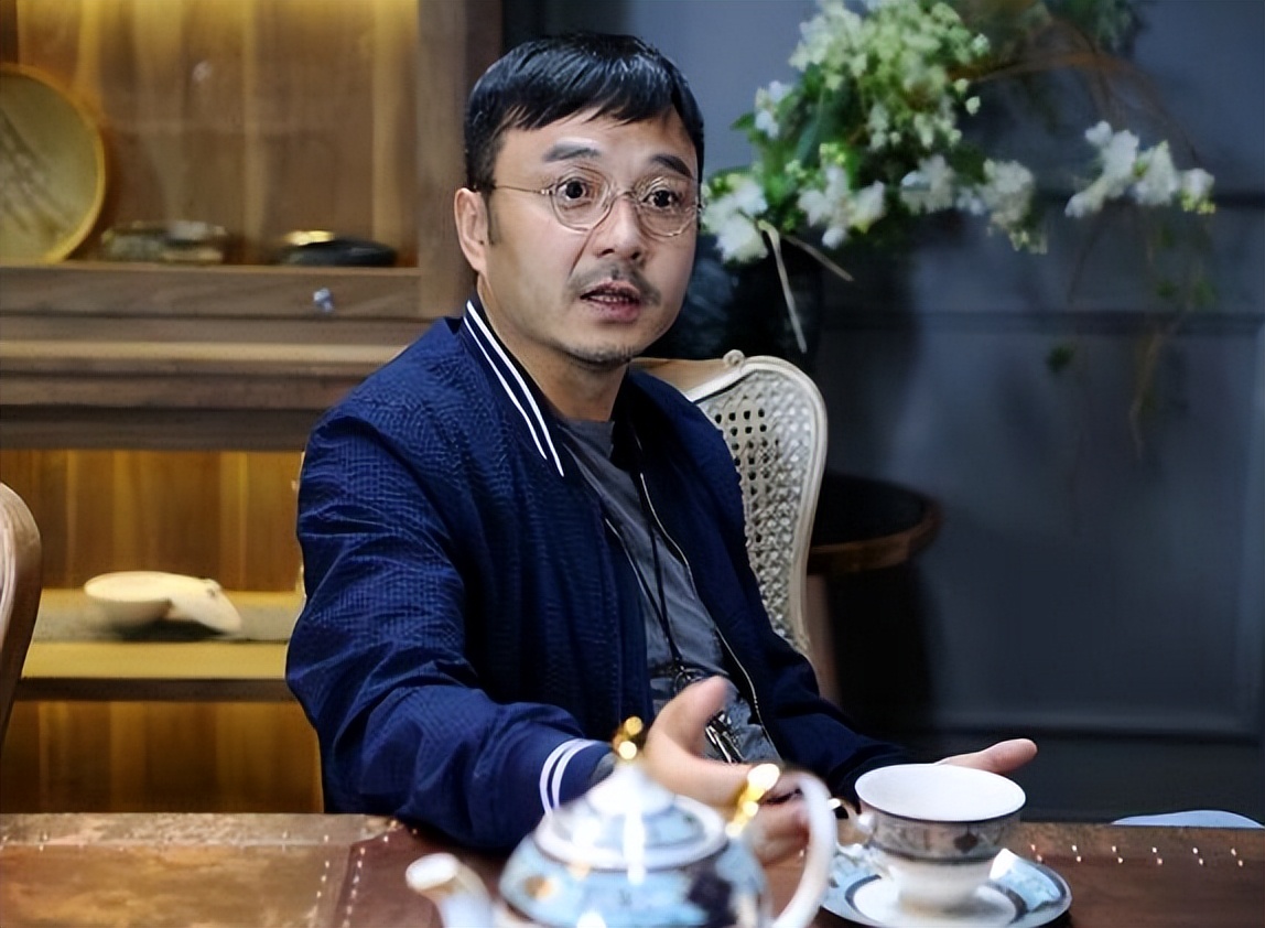 The new director posted a photo of his cooperation with Wang Han, his white hair is clearly ...