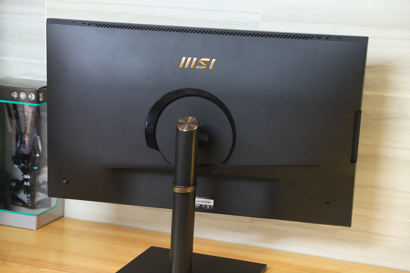 Visual productivity tool, MSI Summit MS321UP display - iNEWS