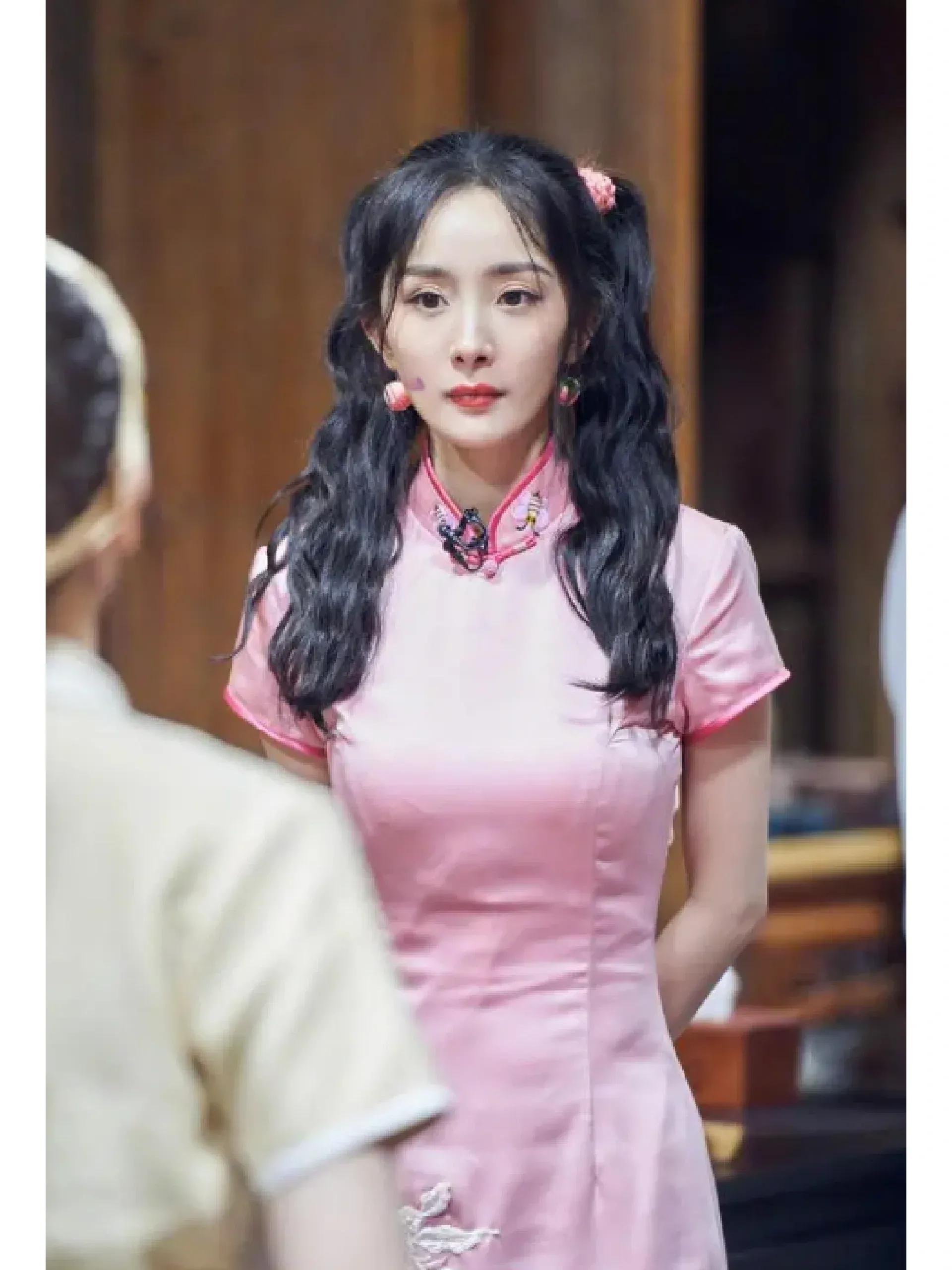 Yang Mi‖Pink cheongsam, double ponytail looks like a girl who came out ...