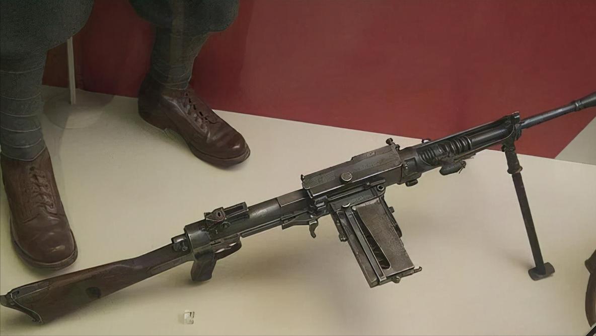 The worst machine gun of World War II, "Breda M1930", needs to be lubricated before loading ...