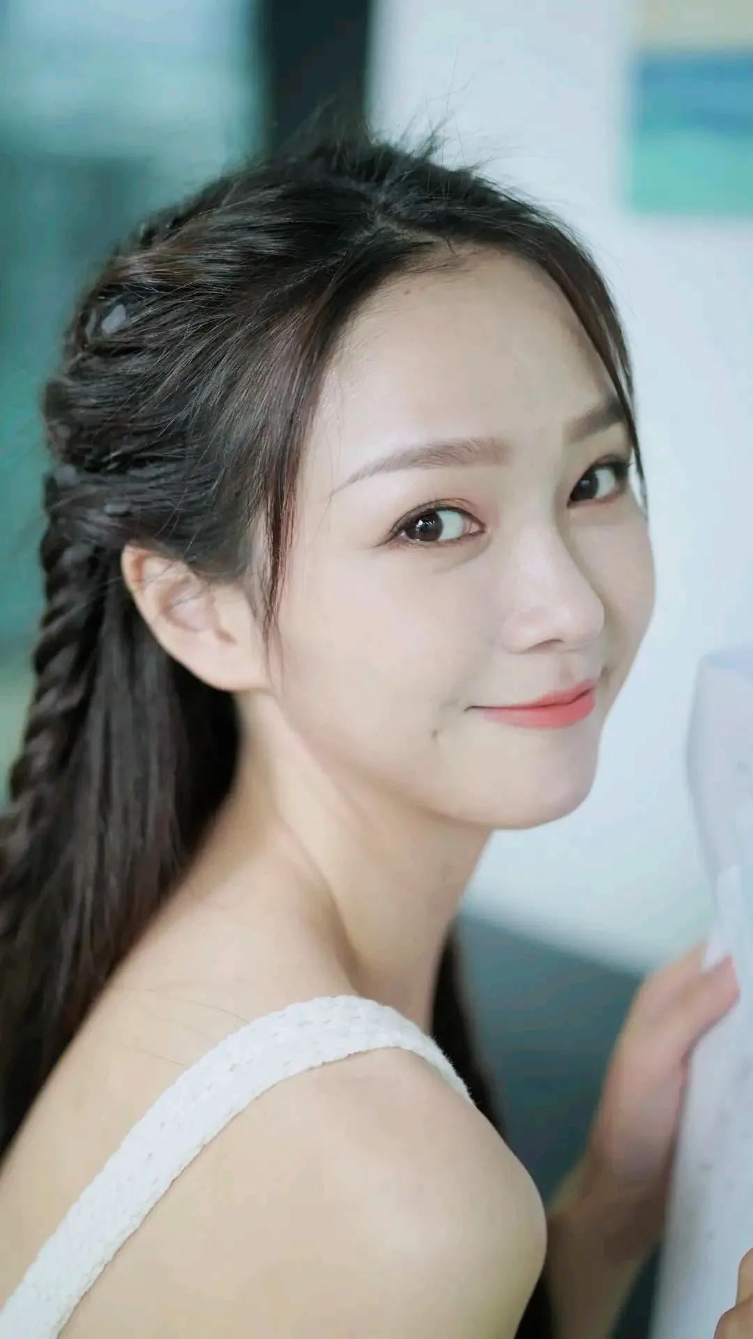 The charming Qiu Shiyuan - iNEWS