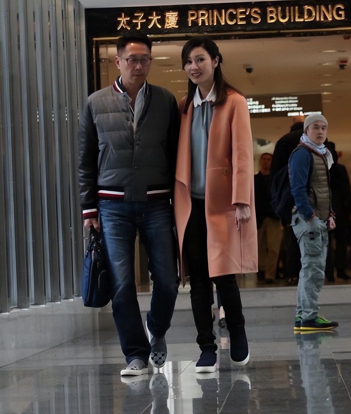 Li Jiaxin's family of three is on vacation. She is 53 years old and she ...