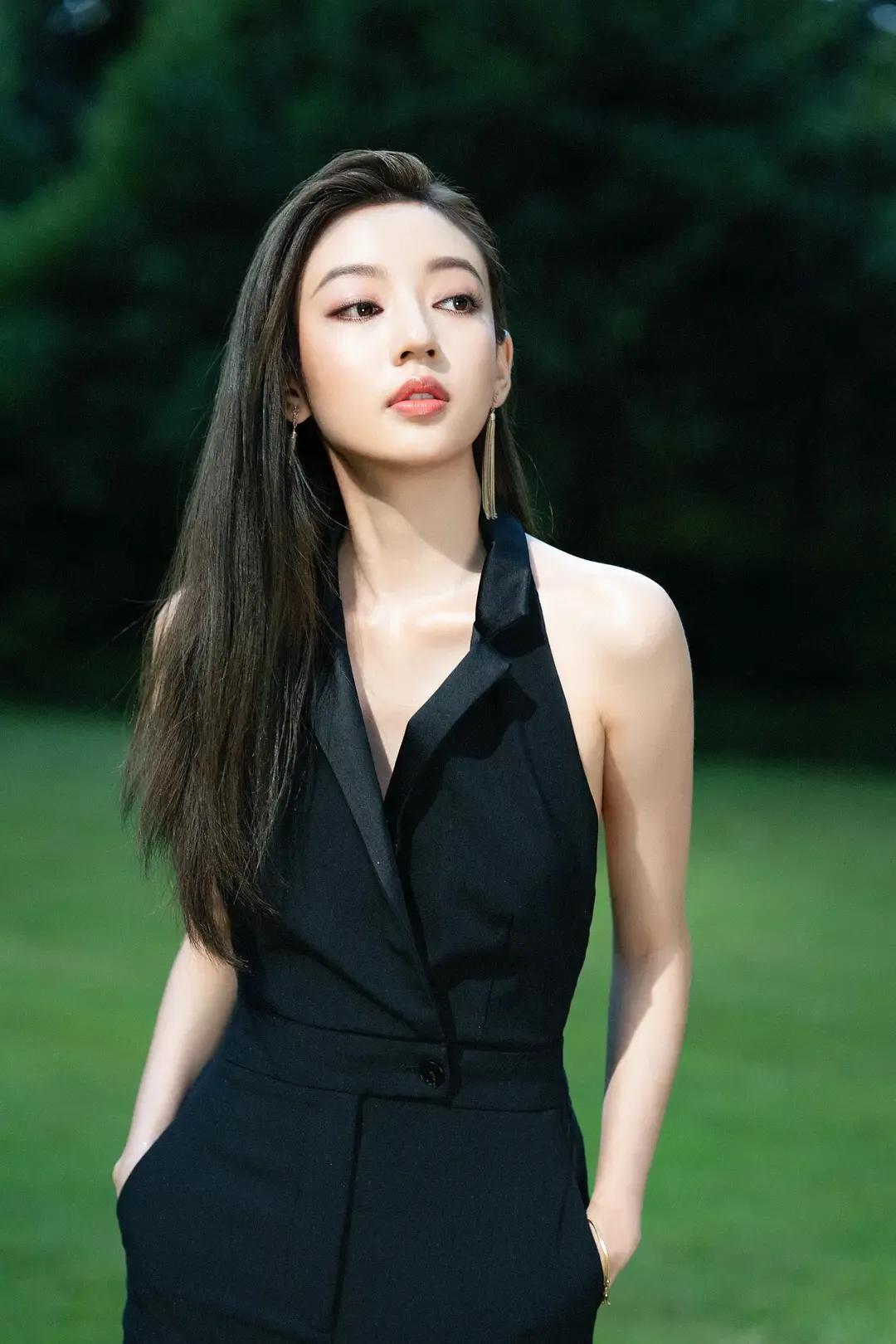 He Ruixian, a calm and quiet little actor, but when the photos are ...