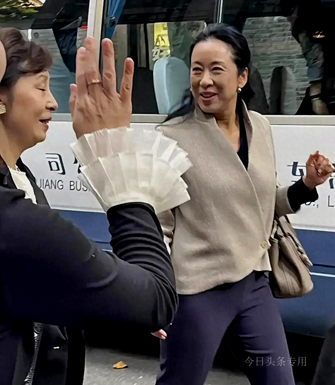 Lingling Chu appeared in Shanghai, her skin is darker, and she is still ...