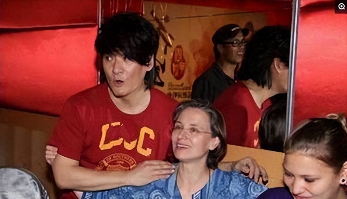 63-year-old Zhou Huajian and his 63-year-old foreign wife Kang Cuilan ...