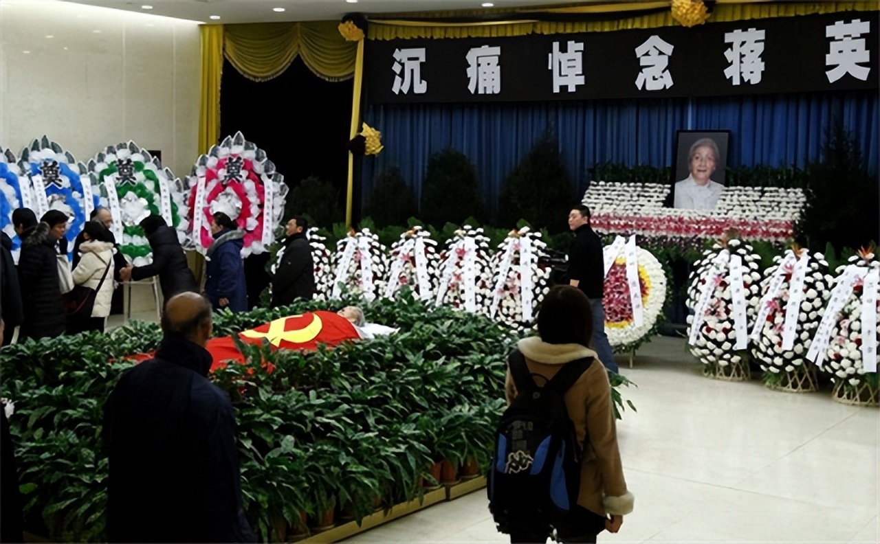 "Mrs. Qian Xuesen" Jiang Ying's funeral: the party flag is covered, and ...