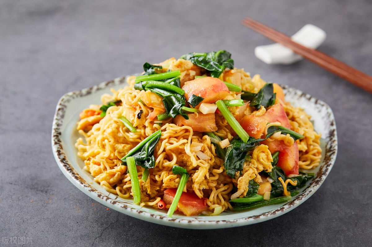 The authentic way of eating instant noodles is simple and fast, so ...
