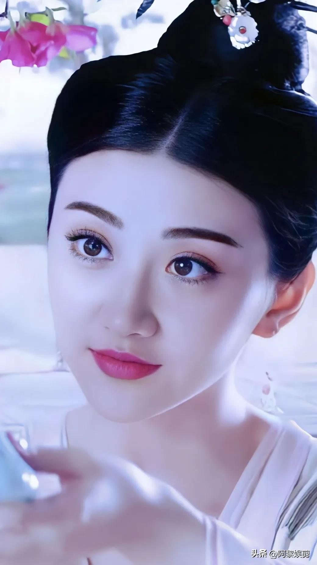 Jing Tian: Pink makeup and jade carving, Chang'e in the moon - iNEWS