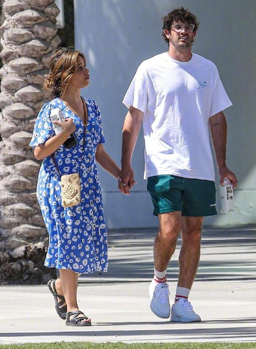 Camilla's new relationship is exposed, holding hands with her rich ...
