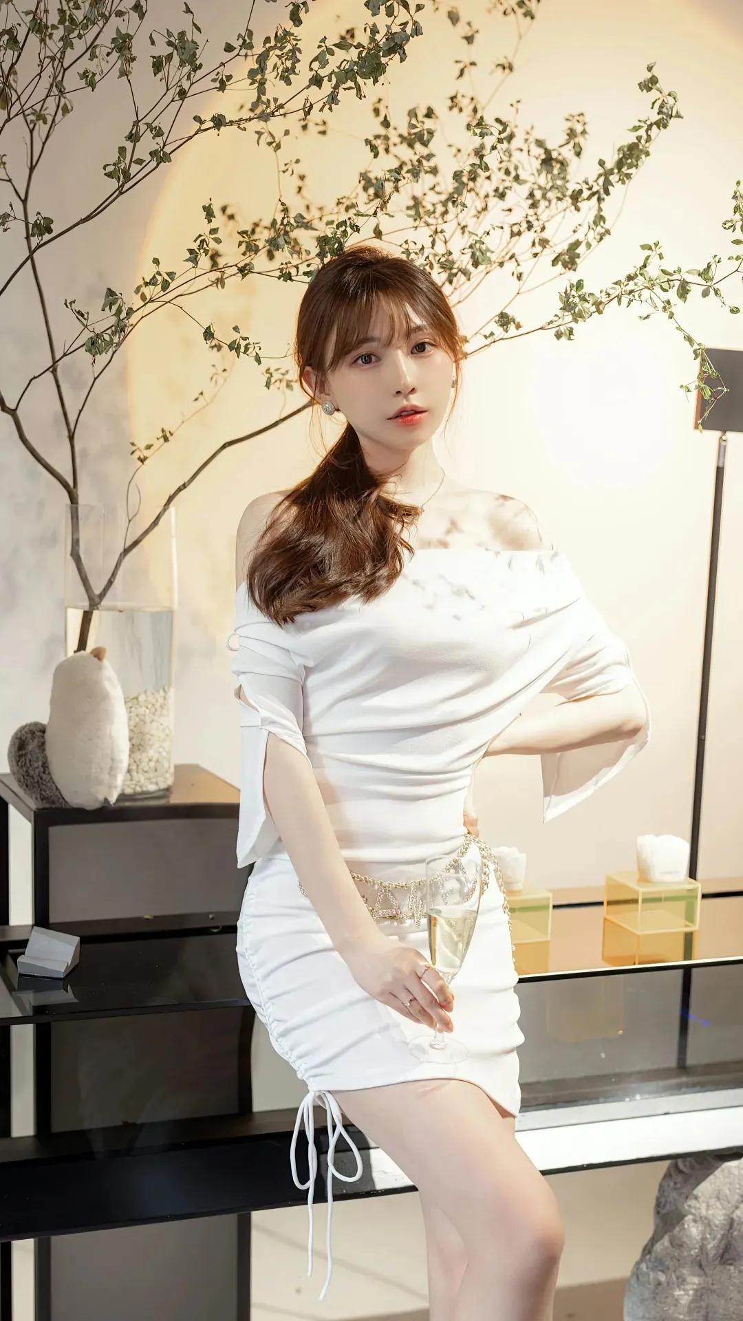 Temperament goddess Lynn Liu Yining pure desire photo - iNEWS