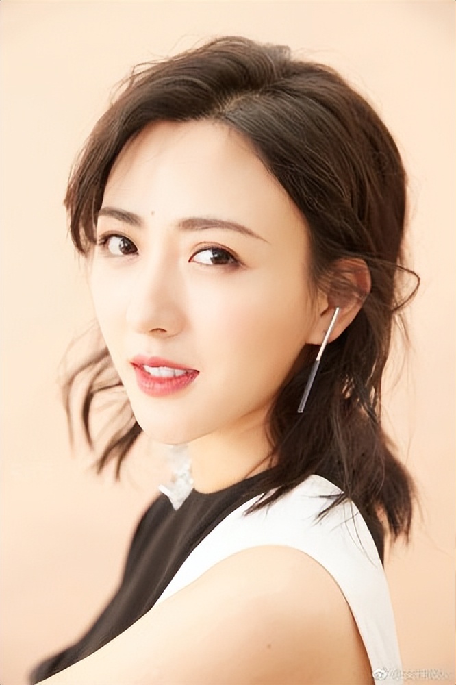 9 years ago, she was Yang Mi's assistant, and now she is on an equal ...