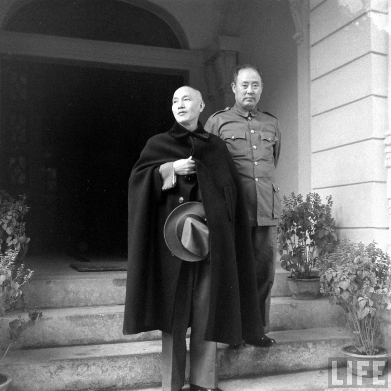 Fu Zuoyi and Chiang Kai-shek in North China in 1948 - iNEWS