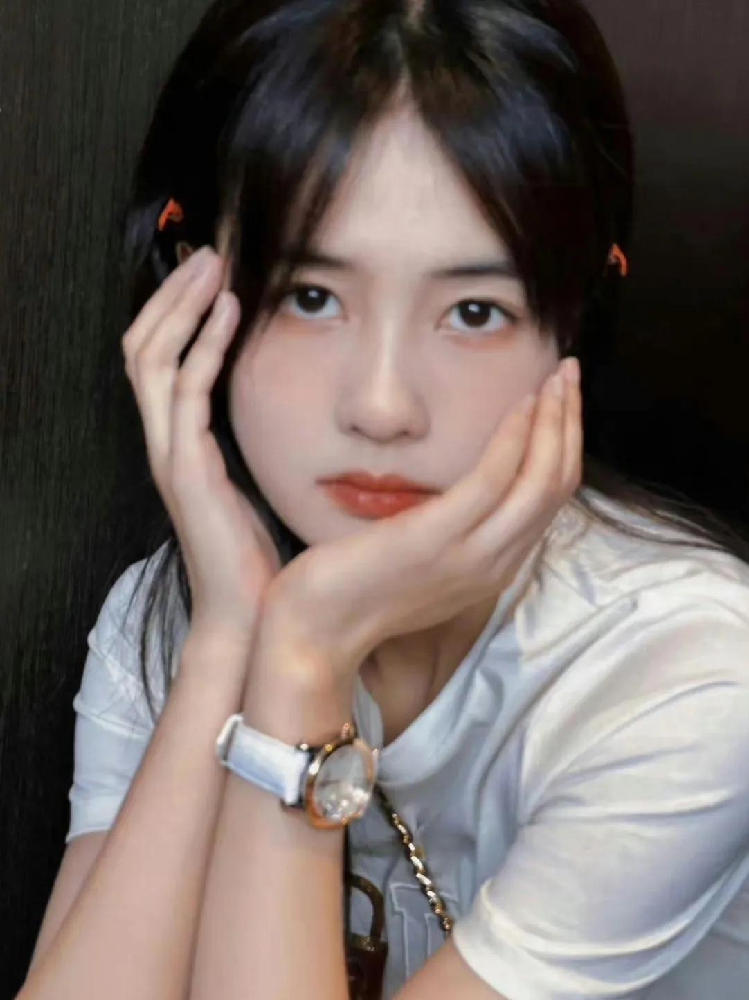 The photo of the actor Bai Lu holding his face is too beautiful, so do ...