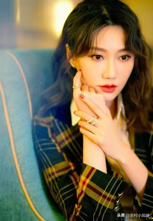 Share pictures - temperament goddess Li Siyu - iNEWS