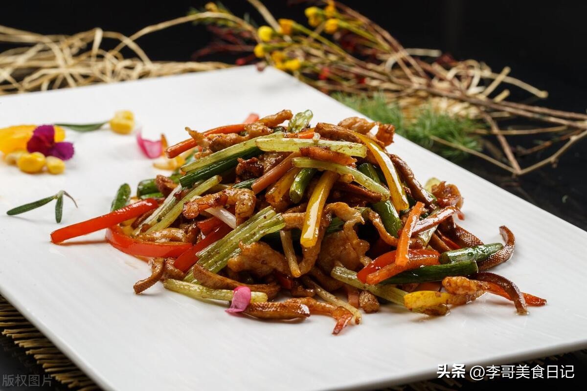 The home-cooked method of stir-fried pig ears with green pepper and ...