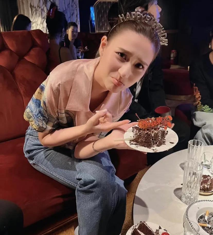 He Chaolian posted a birthday photo of herself and He Youqi, but Dou ...