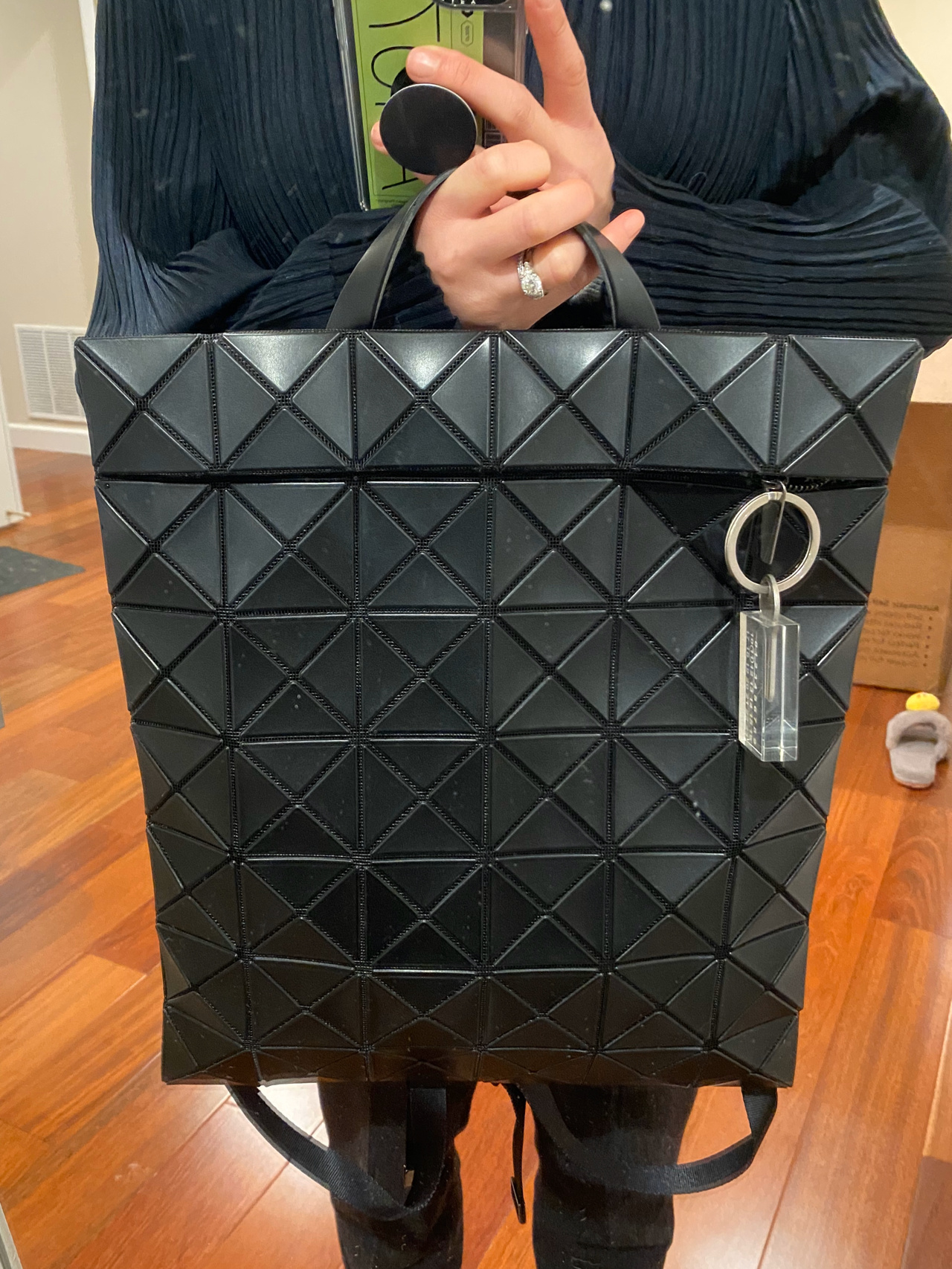 Finally found a cool and low-key backpack for commuting, I just can't ...